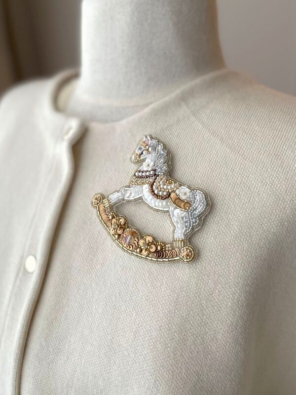 ロッキングホース パール＆ゴールド ビーズ刺繍バッグチャームキット | Sakula embroidery