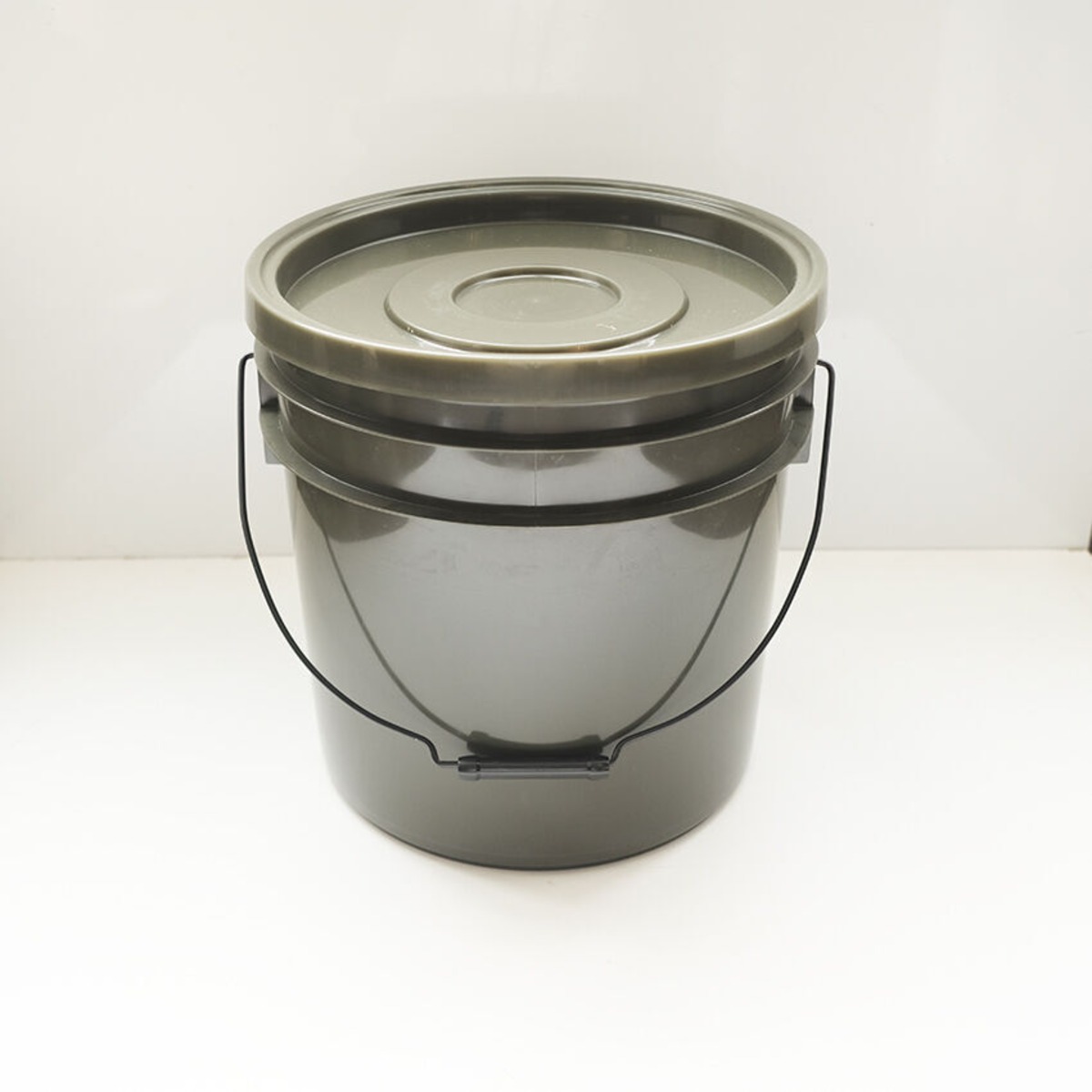 OLIVE DRAB BUCKET〈19.6L〉 | THE STANDARD MANUAL