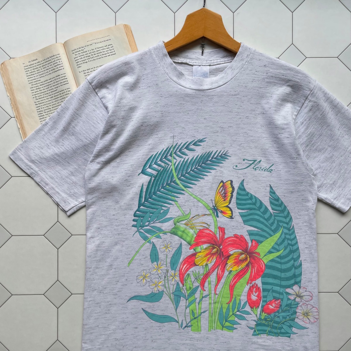 butterfly & botanical print T-shirt 〈レトロ古着 バタフライ＆ボタニカル バックプリント Tシャツ ...