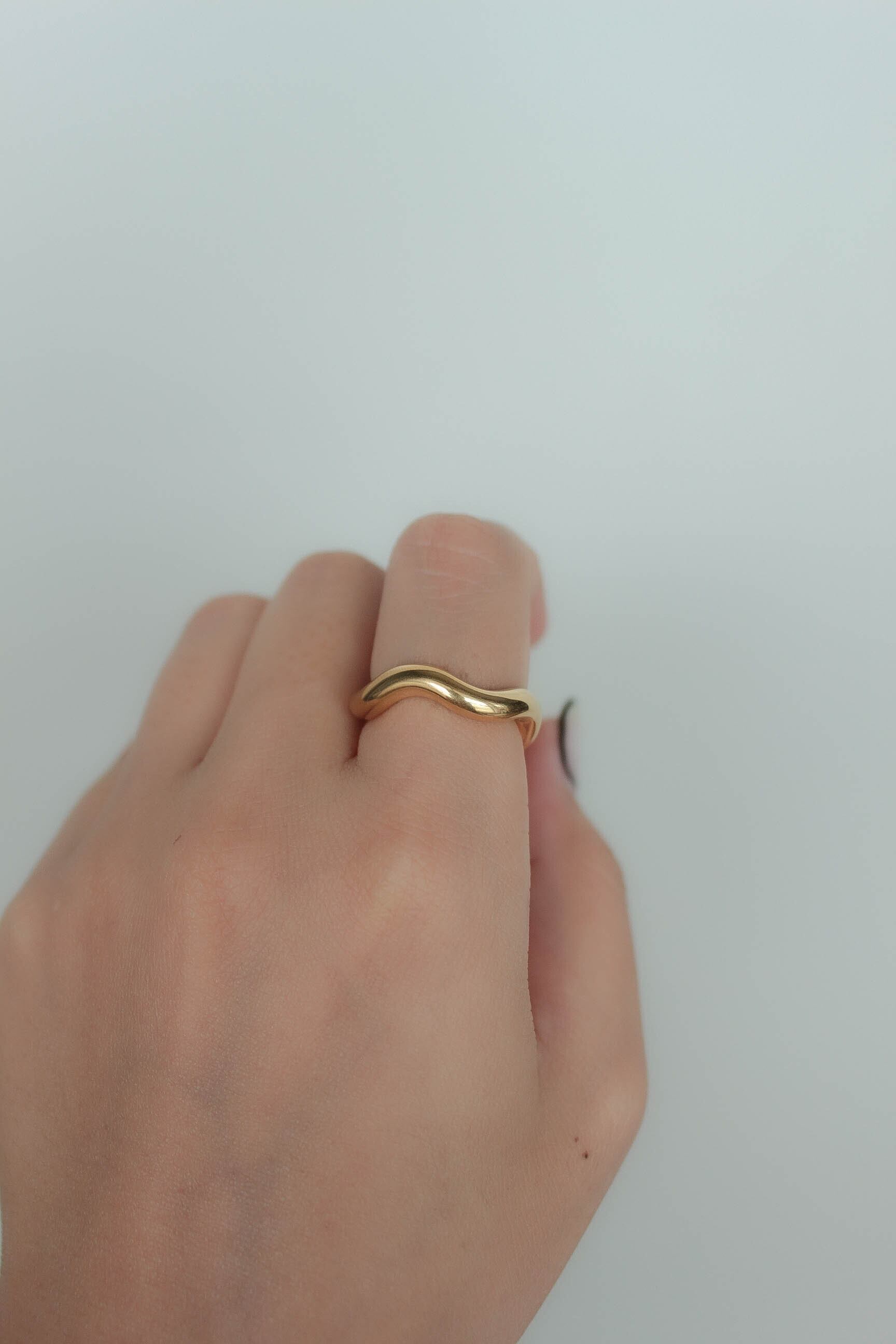 Wave Tube Ring / Wide | 金属アレルギー対応のアクセサリー ebine