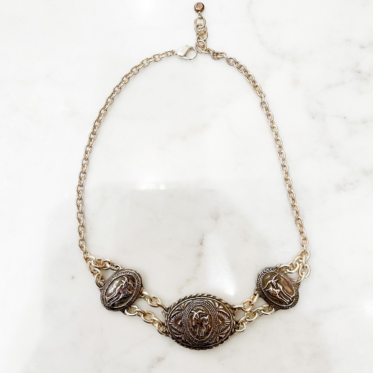 岩場に立つ山羊のシルバープレート3つのネックレス | Akio Mori