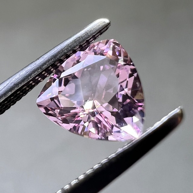 モルガナイト 0.79ct 6.31×6.29mm トリリアントカット ルース | 鈴木屋