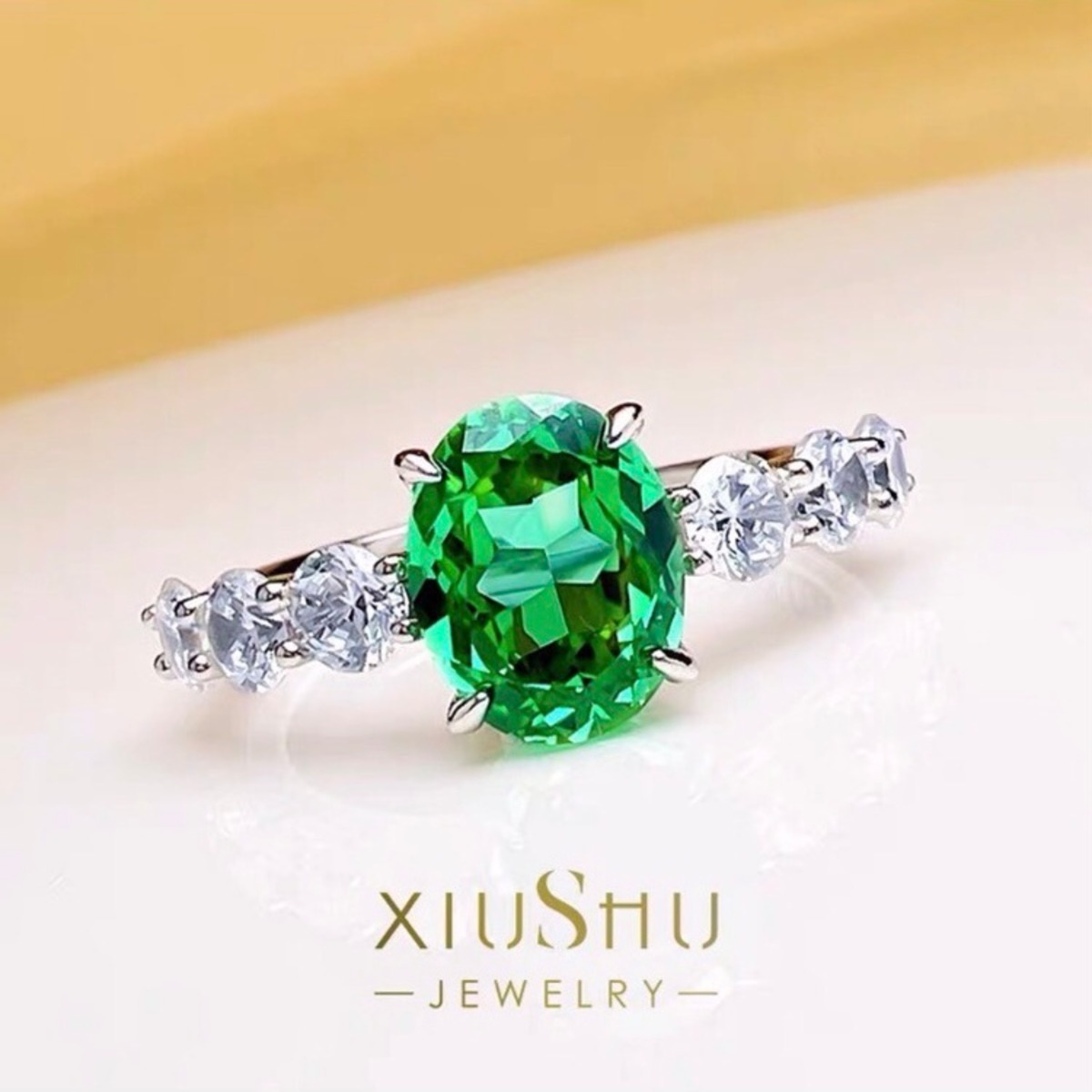 3カラット 人工パライバトルマリン グリーン 高炭素ダイヤモンド キラキラ ゴージャス ラグジュアリー 緑 リング | キラキラゴージャスジュエリーのXIUSHU(シュシュ)