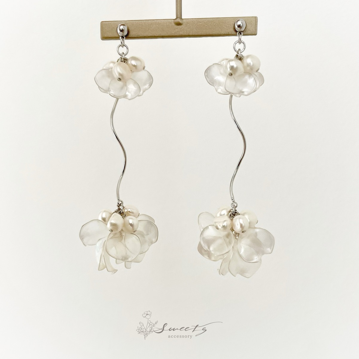 feminine silver〜ﾌｪﾐﾆﾝ ｼﾙﾊﾞｰ】花びらのらせんピアス・イヤリング | Sweets Accessory