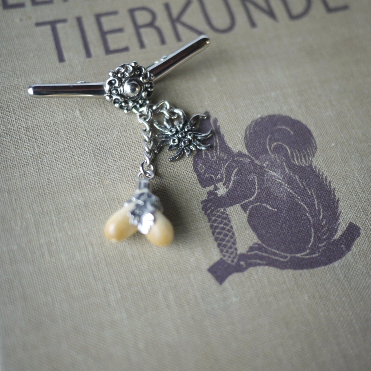 ネクタイピン バイエルン民族衣装 メンズジュエリー ドイツ | こりすのパン屋Base店 （世界の蚤の市 ひとつだけの宝物）