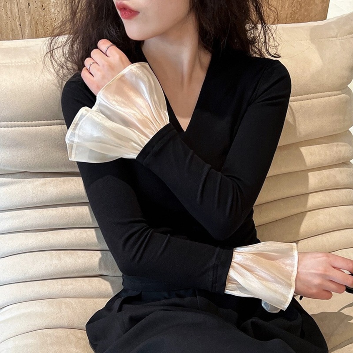 ruffled sleeve v-neck top | Émuage