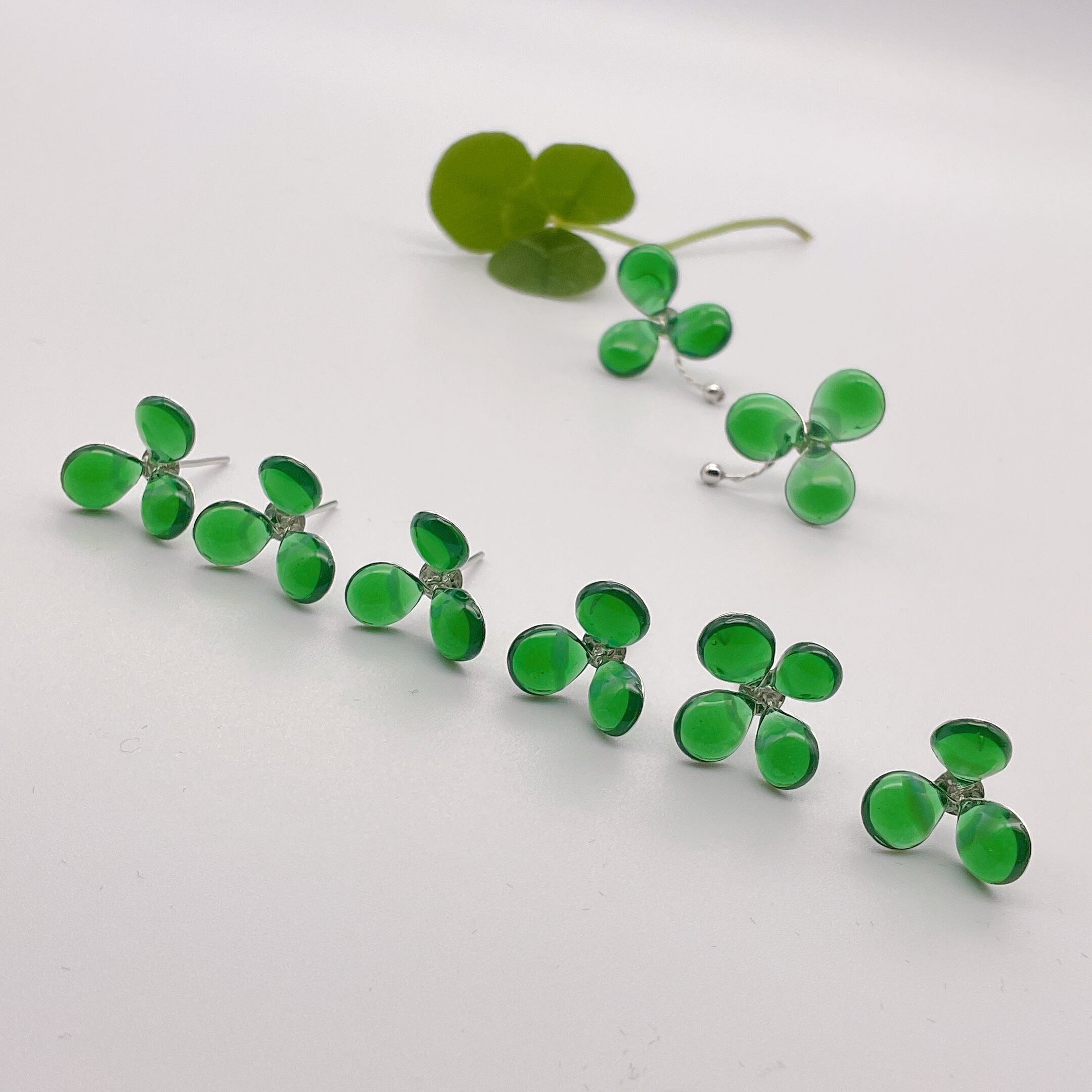 ミツバのクローバーのピアス | L' Atelier Eclair