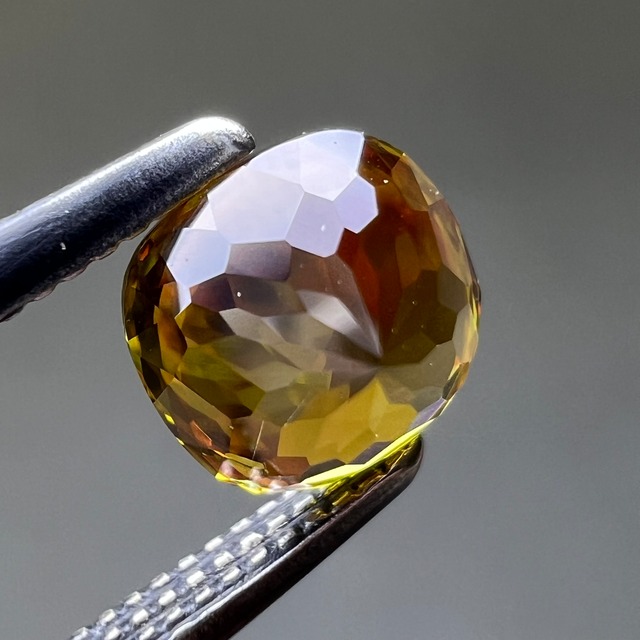 スフェーン 0.76ct 5.11×5.26mm クッションカット ルース | 鈴木屋