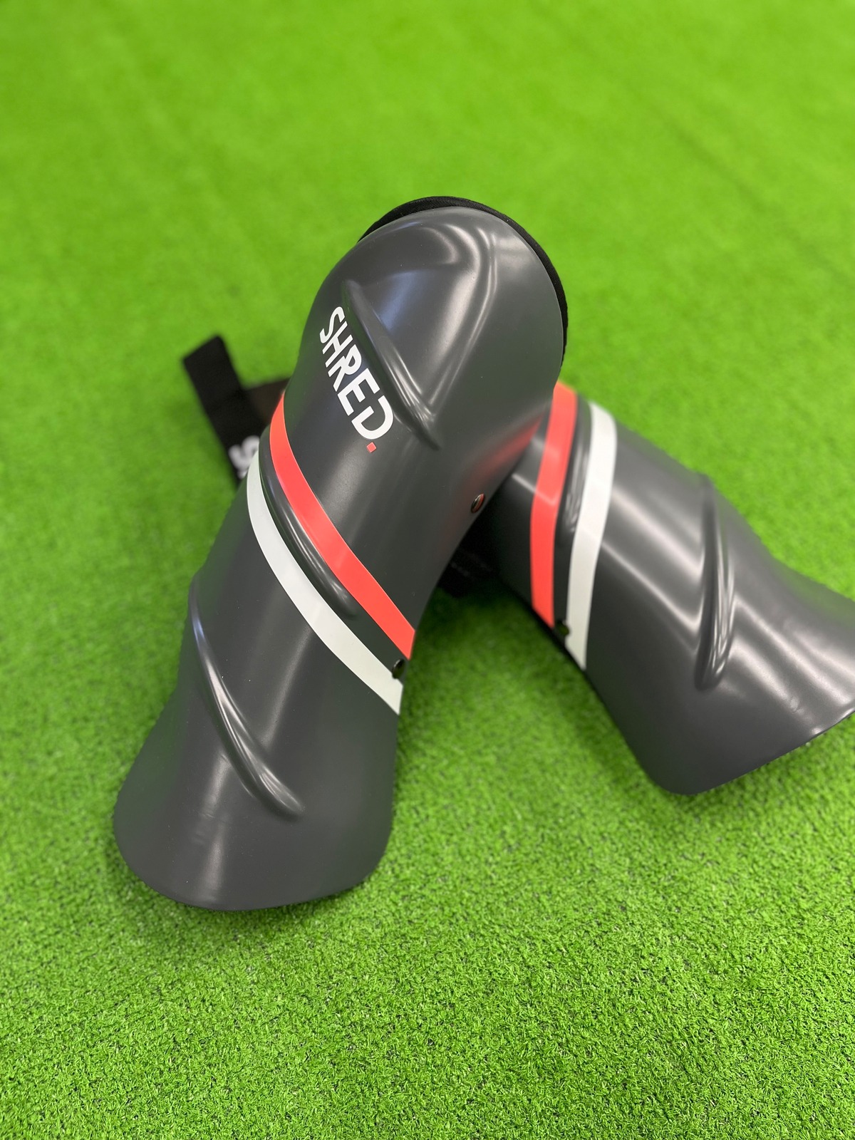 SHRED SHIN GURARDS GREY/RUST S | 東海カービングベース