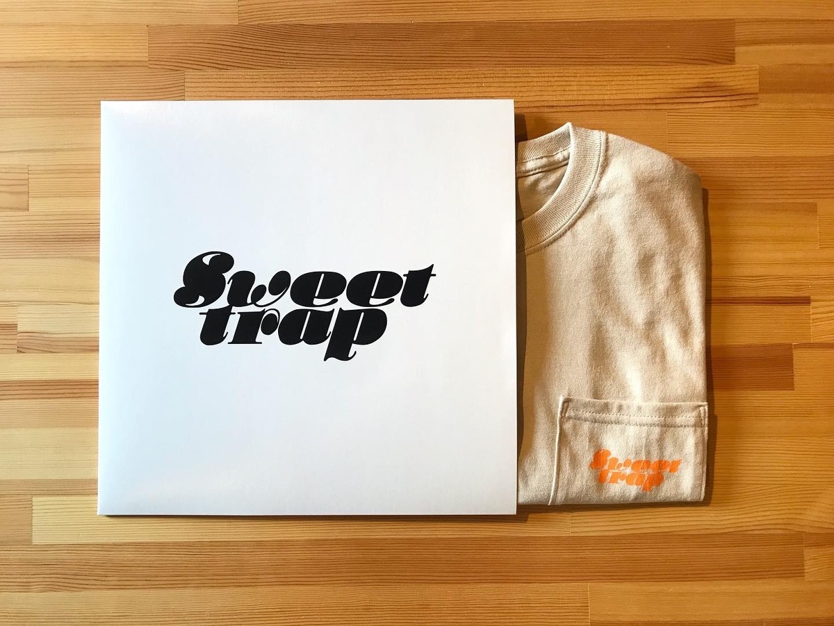 "Sweet trap" TEE (オフィシャルステッカー1枚付き) | Sweetrap