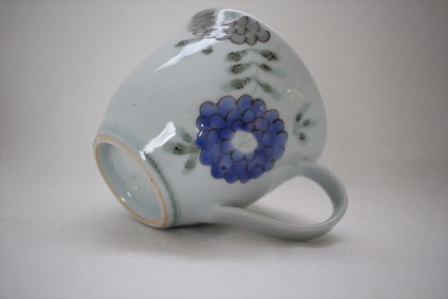 清水なお子｜色絵（鉄）花唐草マグ | UTSUWA11