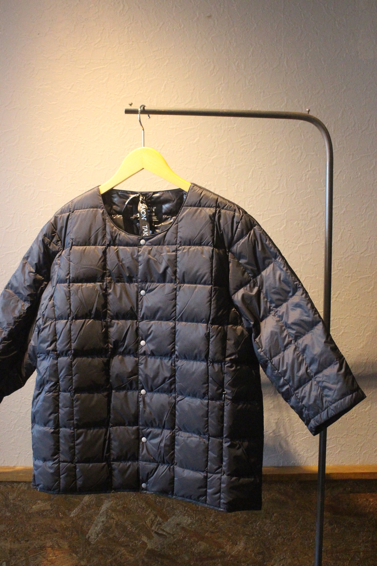 ベーシッククルーネック5分袖ダウンジャケット（TAION） | commence