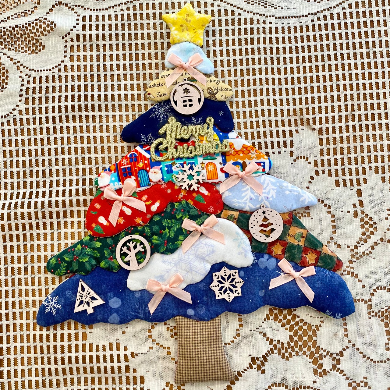 【SYOKOのおもちゃばこ】クリスマスツリーのパッチワークタペストリー | coromani