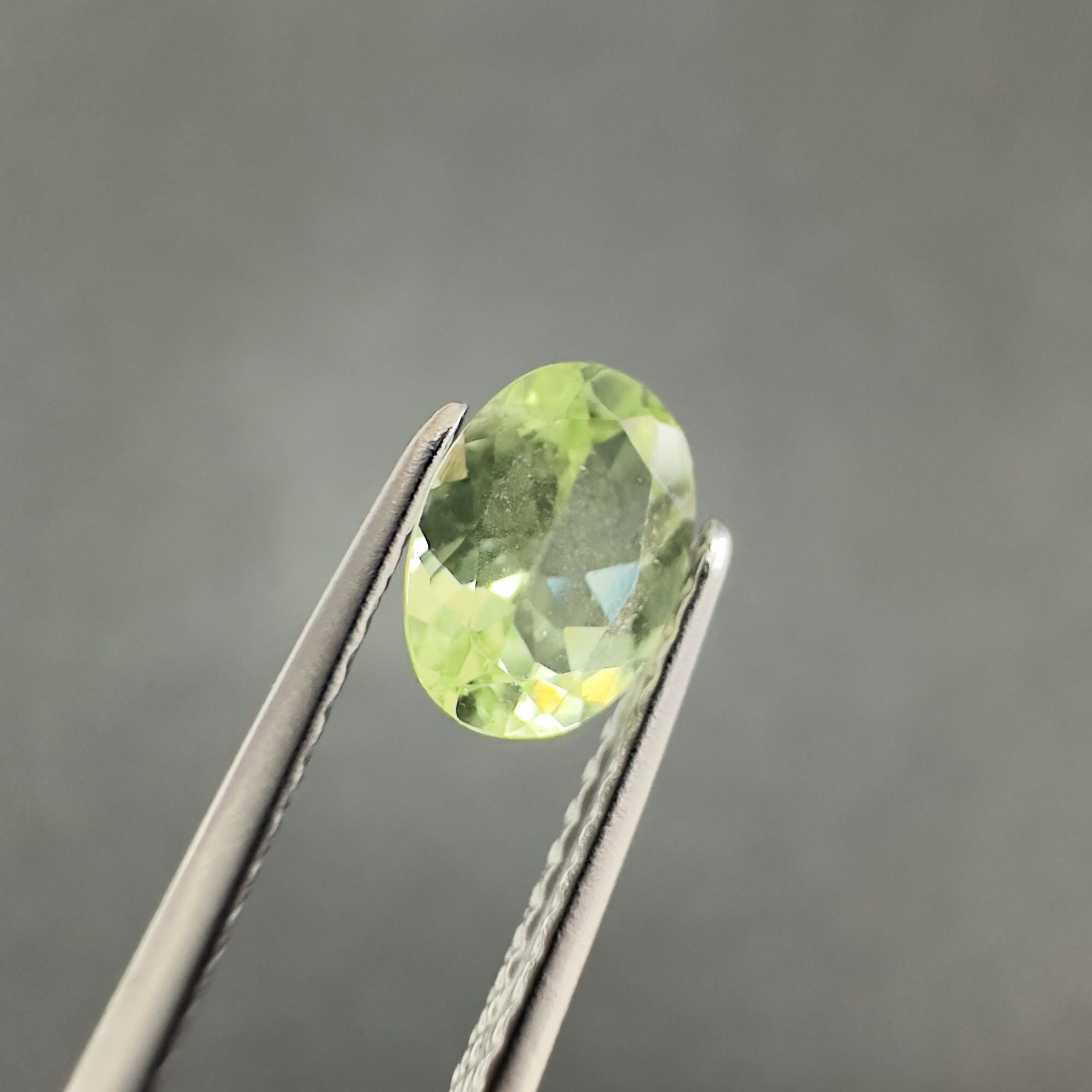 【UVチェンジミントガーネット】 0.83ct | たからいしルース オンラインショップ