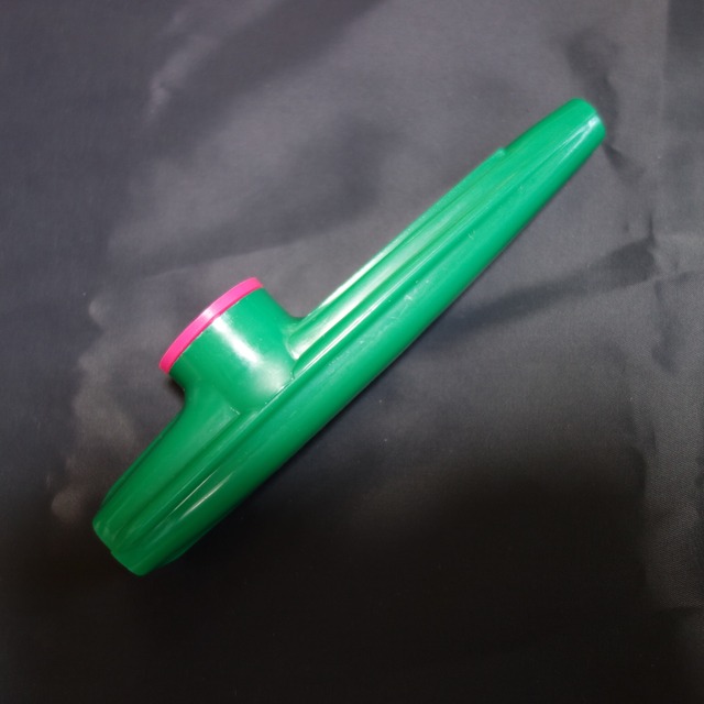KAZOO (カズー) made in USA プラスチック 桃色（キャップ）＋ 緑色（ボディ） | KAZOO.shop