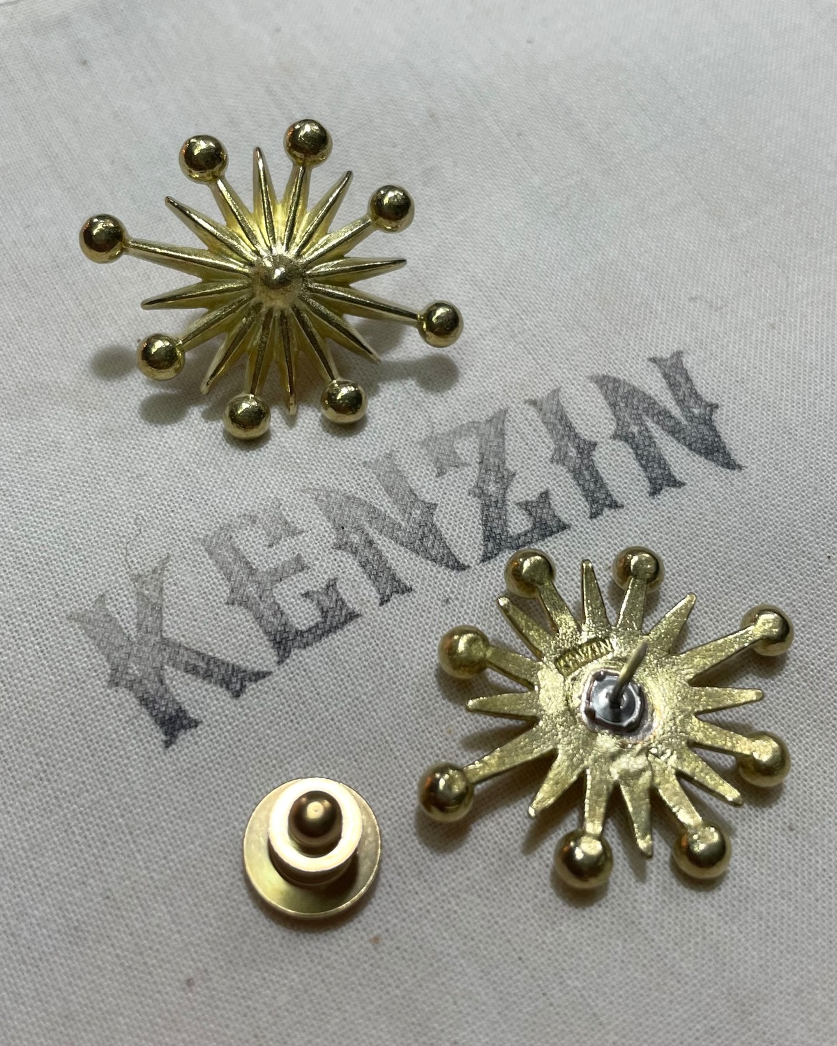【ケンジン】サンバースト ピンブローチ / BRASS SUNBURST BROOCH "KENZIN" | BEADY