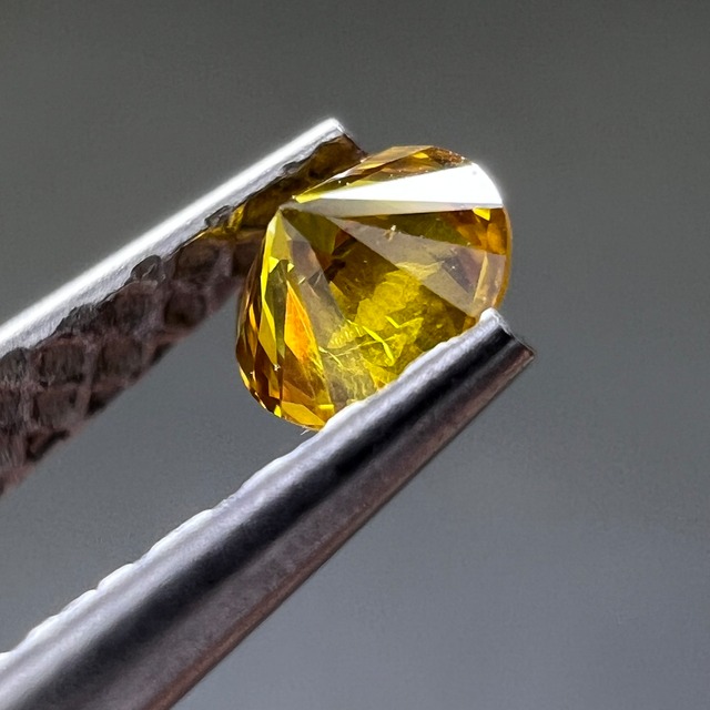 【中宝研ソ】FANCY VIVID ORANGY YELLOW 0.109ct SI-2 3.04-3.06mm ラウンド ダイヤモンド 中央宝石研究所ソーティング ルース | 鈴木屋