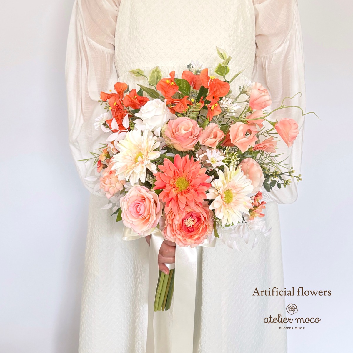 コーラルオレンジ＆ホワイトピンクガーベラのガーデン風クラッチブーケ | Atelier Moco