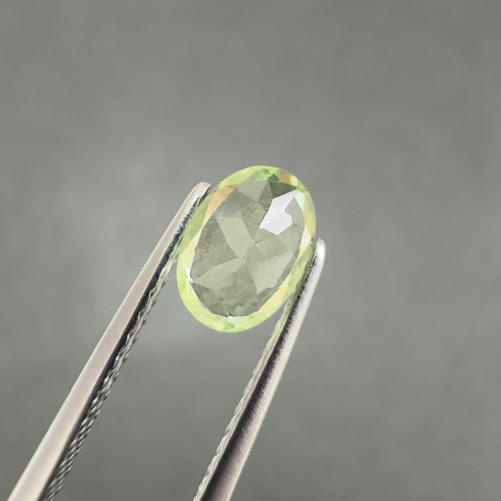 【UVチェンジミントガーネット】 0.83ct | たからいしルース オンラインショップ