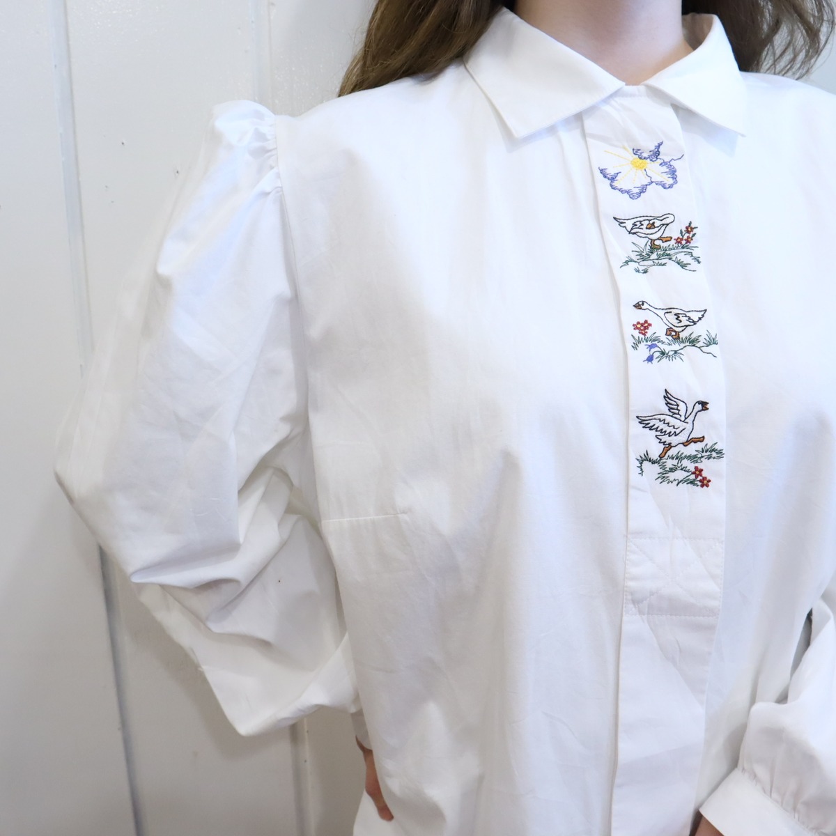 white×blue bird embroidery tyrol blouse [l-2686] | Fizzvintage