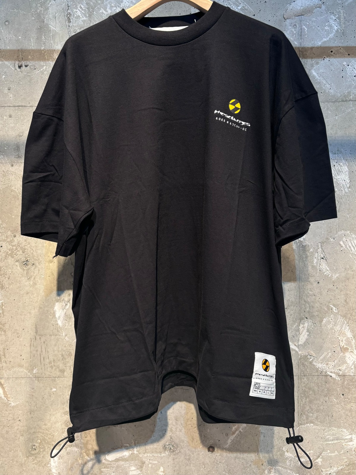 【25SS】The Salvages ザ・サルヴェージズ / THE SALVAGES AMORPH LOGO DRAWSTRING QS T ...