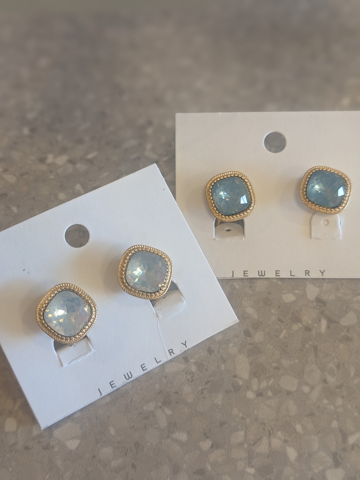 Square color bijou earrings | COLORS PLUS