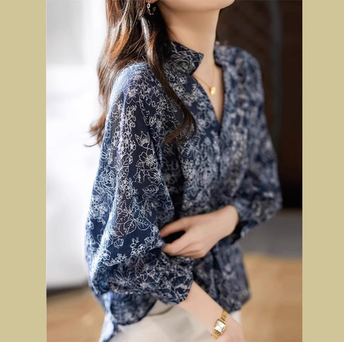 Vネックボタニカルブラウス A00360 | harmonique