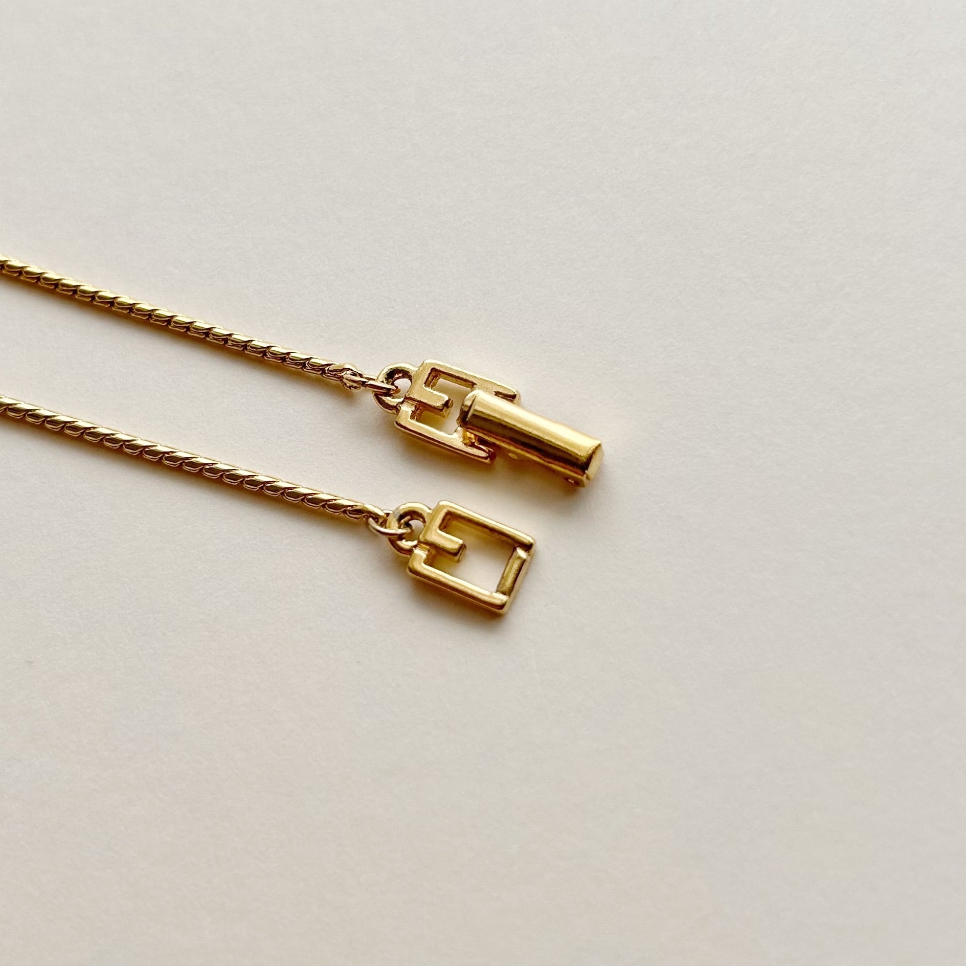 GN6164】GIVENCHY G logo rhinestone necklace(正規タグ付き GN6164】GIVENCHY G logo rhinestone necklace(正規タグ付き