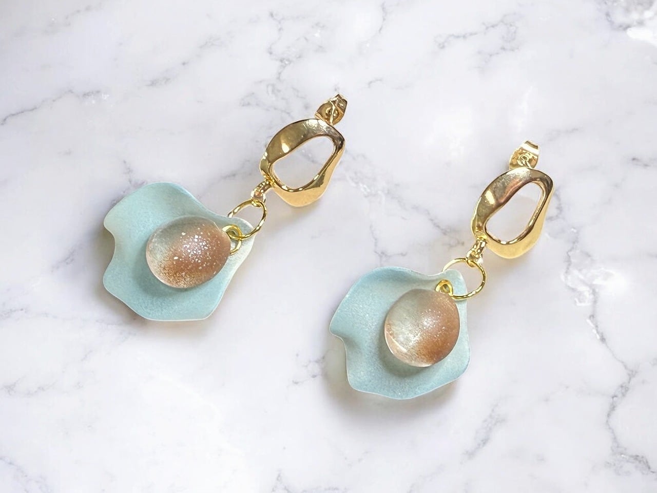 ゴールド【デザイン ピアス】 花びら ミントグリーン×ブラウン (サージカルステンレス316) | 砂 de mou moon