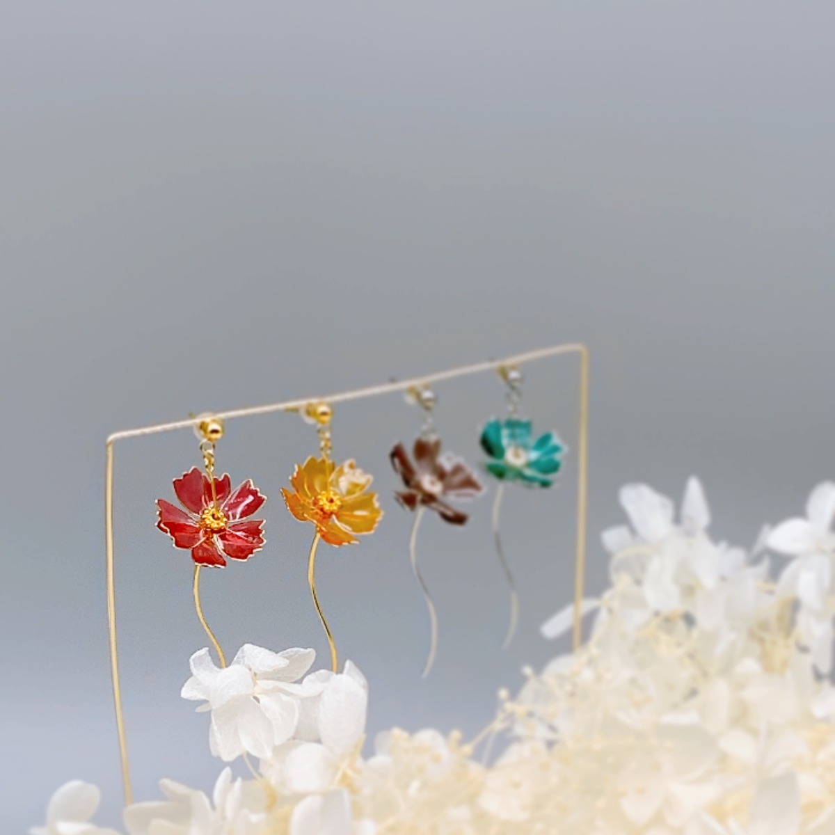 揺れる秋桜のピアス・イヤリング | L' Atelier Eclair