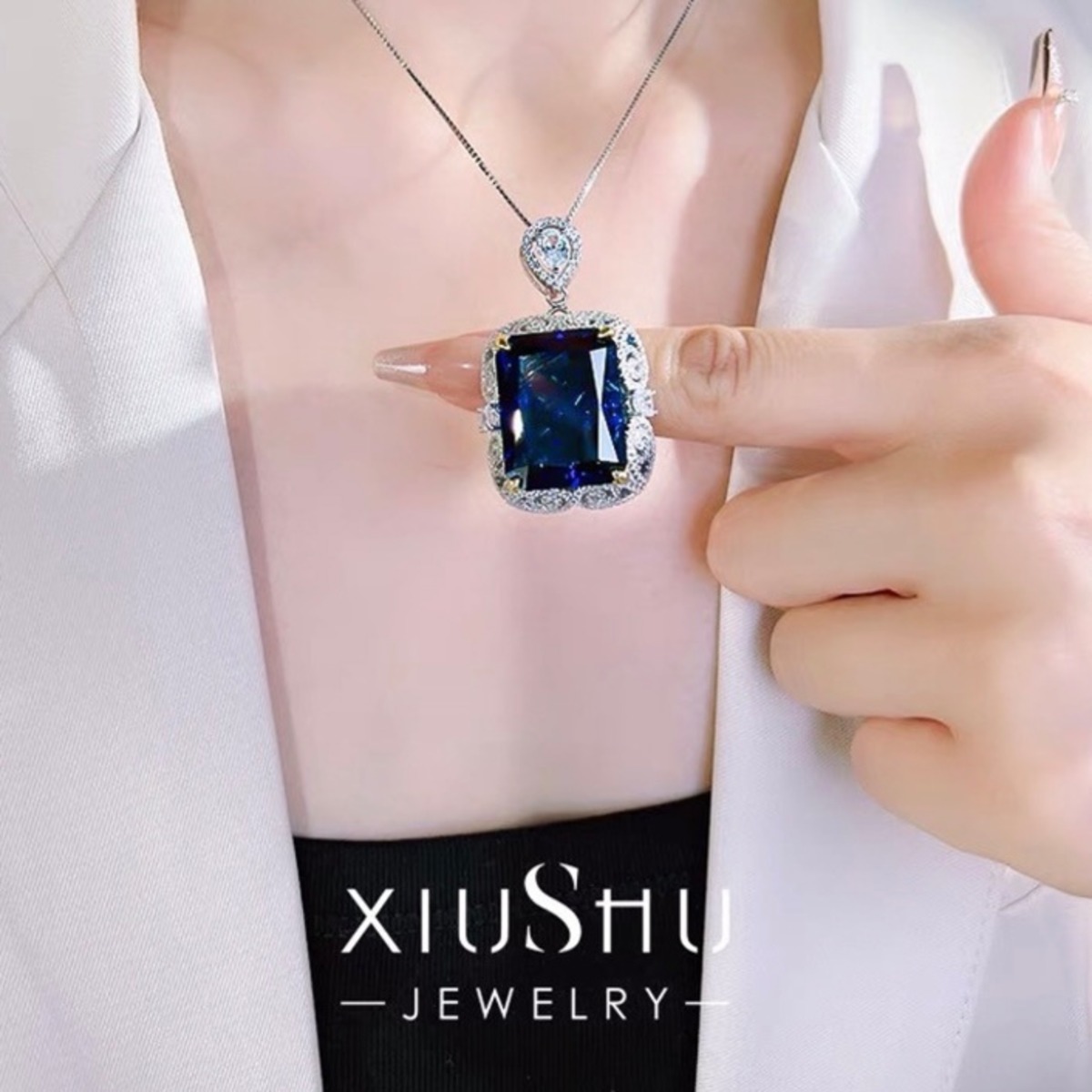 30カラット 人工サファイア 高炭素ダイヤモンド キラキラ ゴージャス ヘイローネックレス ラグジュアリー 長方形 | キラキラゴージャスジュエリーのXIUSHU(シュシュ)