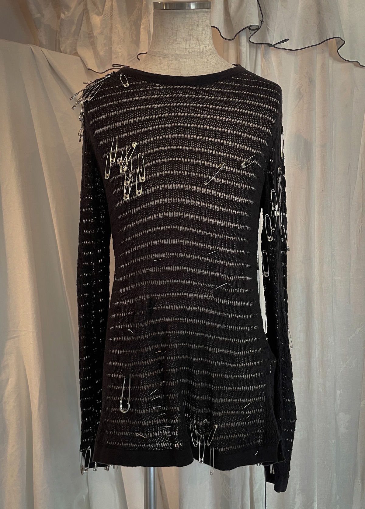 Safety Pin Black Low Gauge Knit | Queens