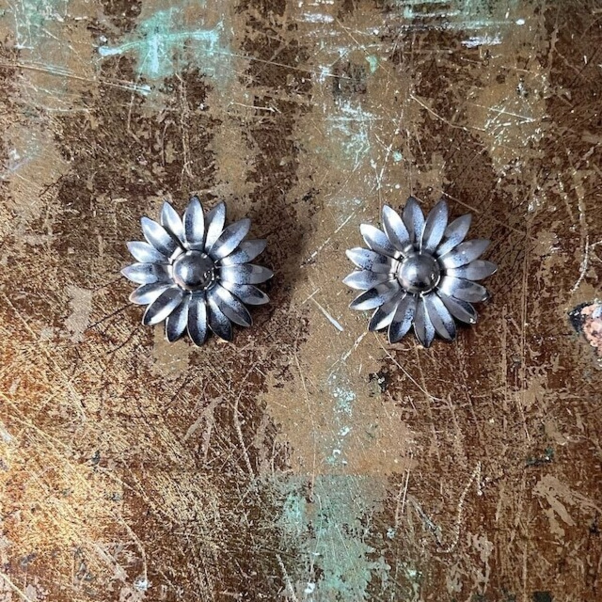 メタル ロジウム フラワー イヤリング 《E-0073》 | ModernLoop ユーズドアクセサリー専門店