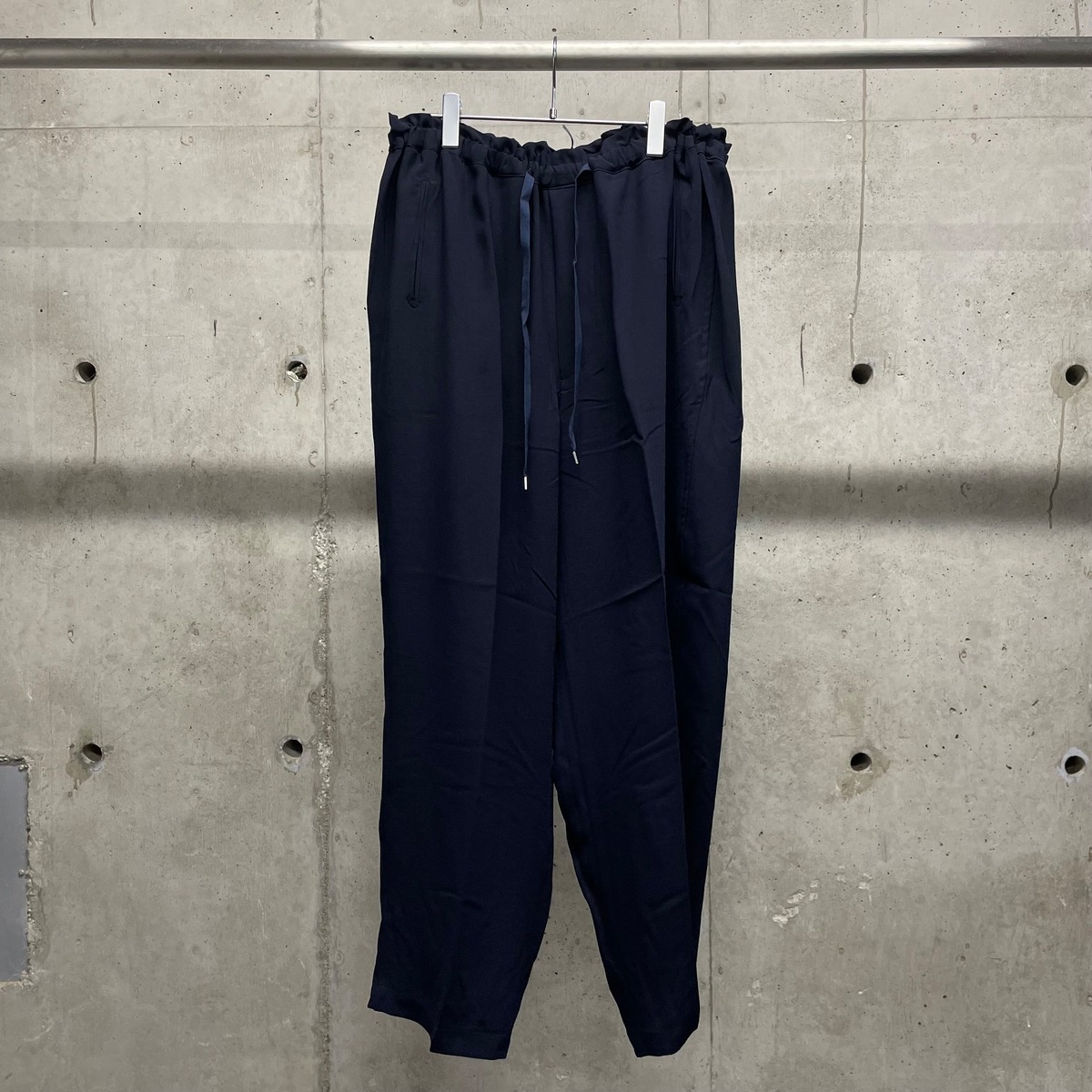 【RAINMAKER】MELANGE TWILL DOUGI PANTS_NAVY | marfa store