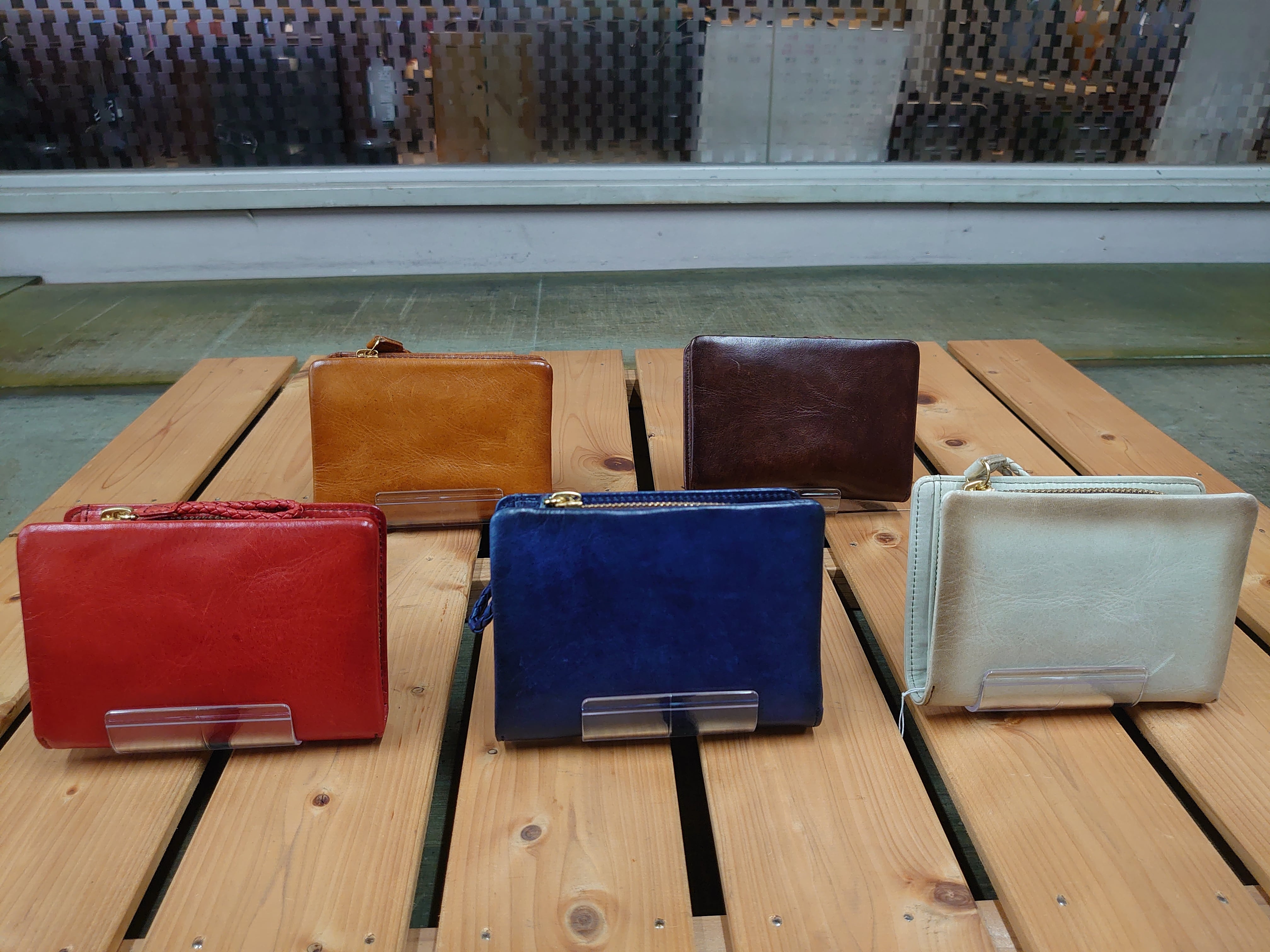 2973 青木鞄 la GALLERIA アロースト 牛革二つ折り財布 | カバンの病院