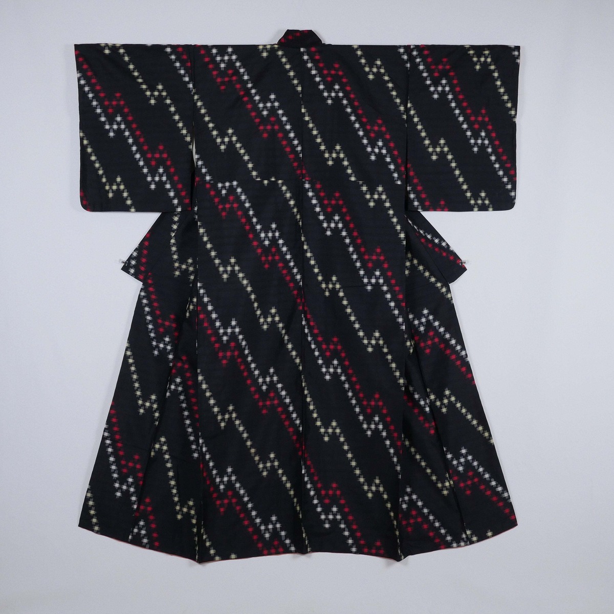 ヴィンテージ銘仙着物 絣 稲妻デザイン | Vintage black silk Meisen kimono with lightning ...