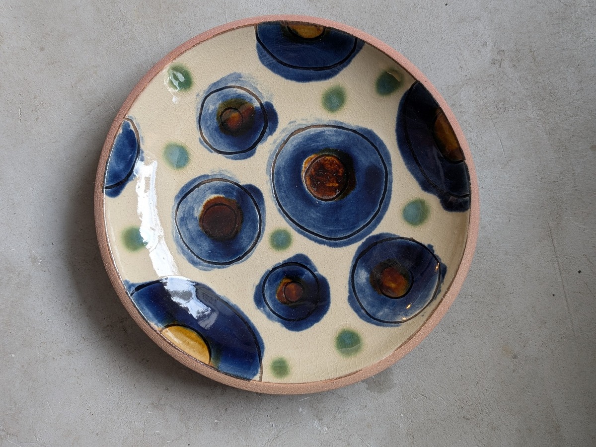 やちむん ちゃんぷるー皿・大 ／ ポミエ（ゴス） | 一翠窯 | inoya | Basic Life Store いつまでも愛される 日常の定番を集めたライフスタイルショップ