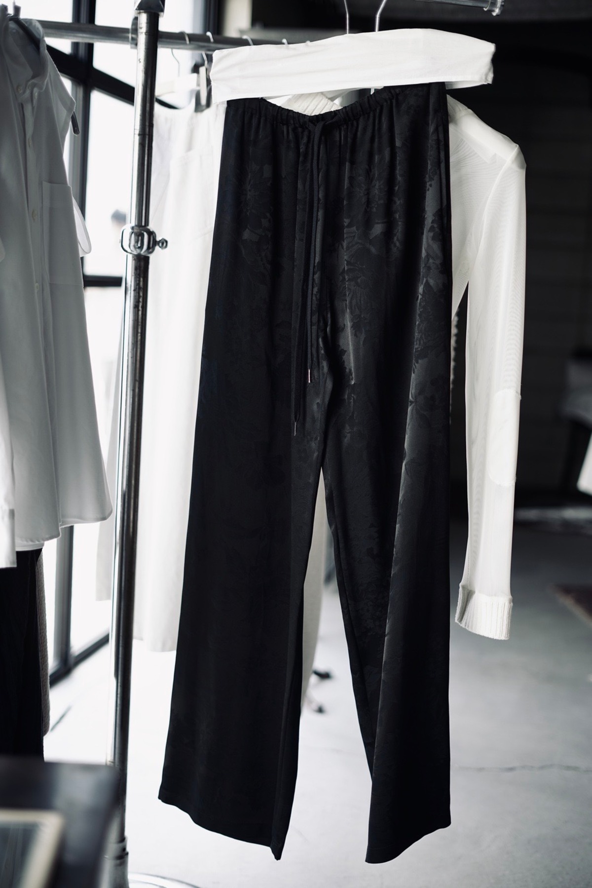 MM6 / SATIN JAGGARD PANTS (Black) | JUQUI Online