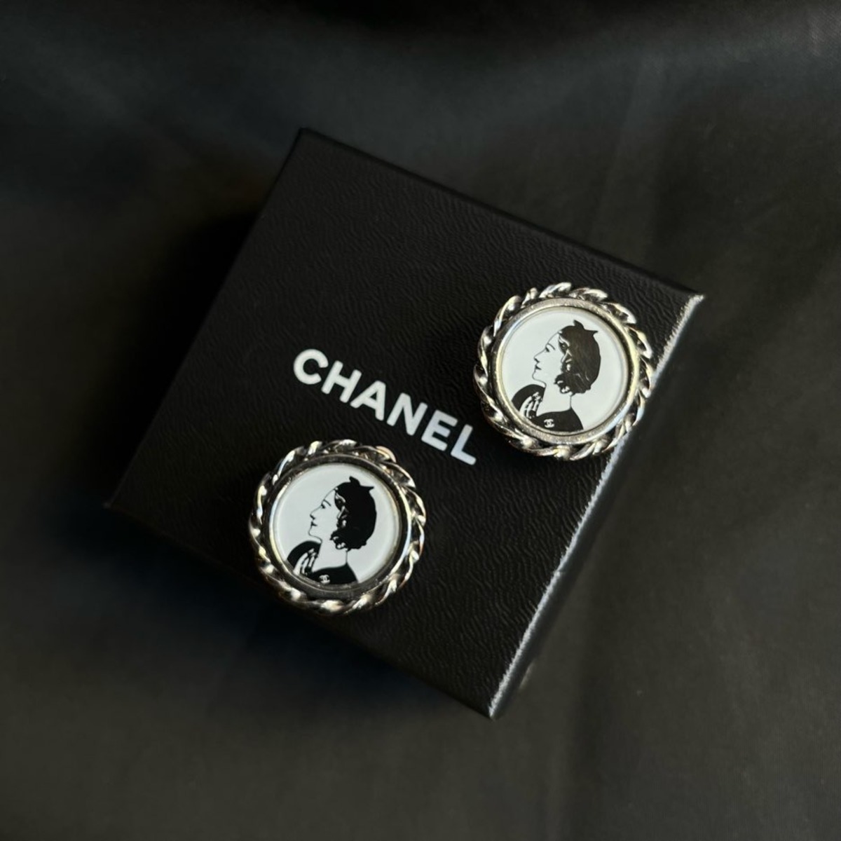 CHANEL "CoCo Chanel Face Print" Metal Earclip | CARBOOTS