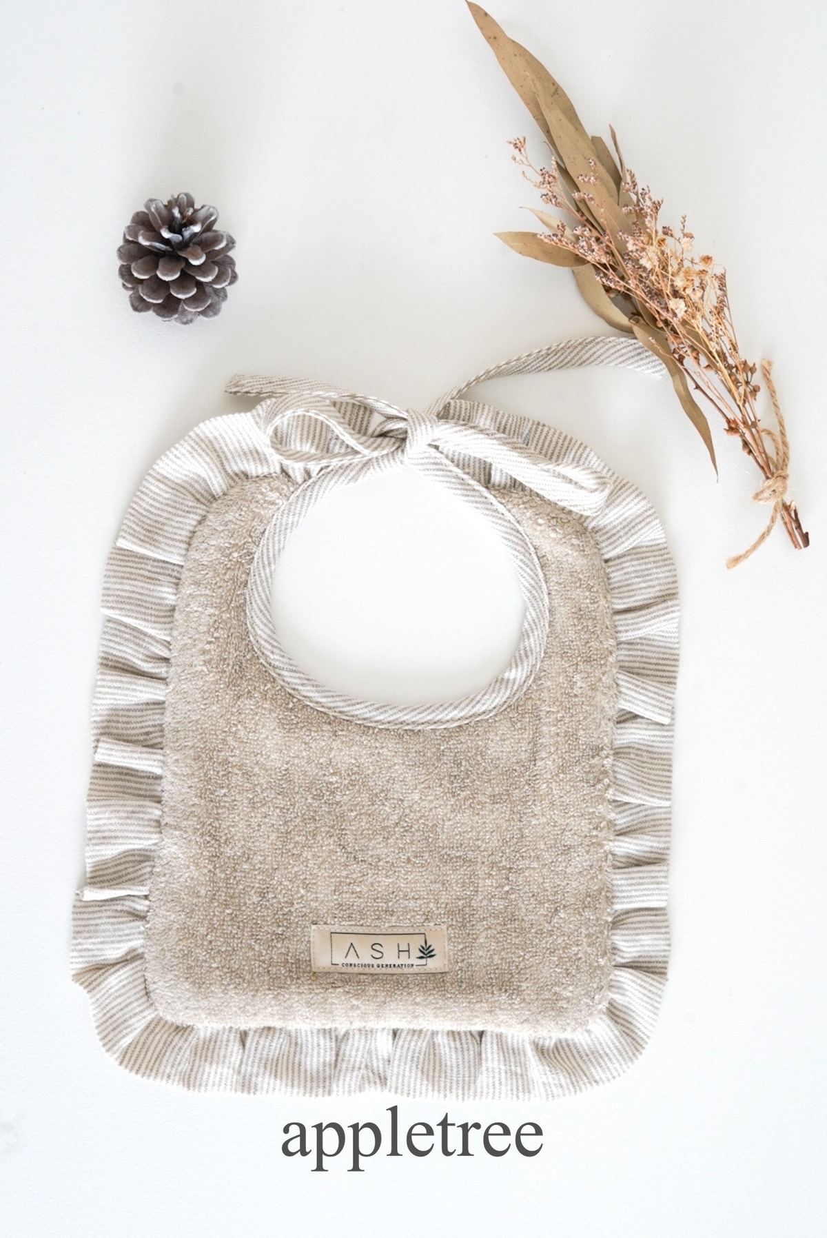 Classic Ruffled Baby bib _ ASH ※送料無料 | いととはね -海外子ども服shop-