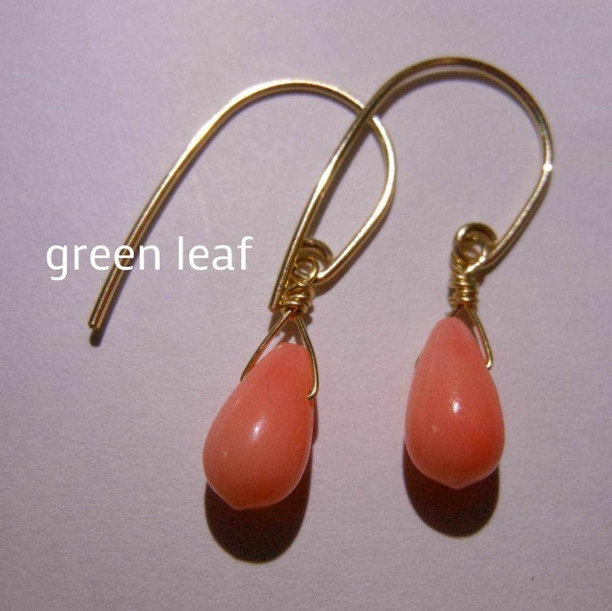 14kgf＊ドロップ型が美しいコーラルピンクのピアス | green leaf