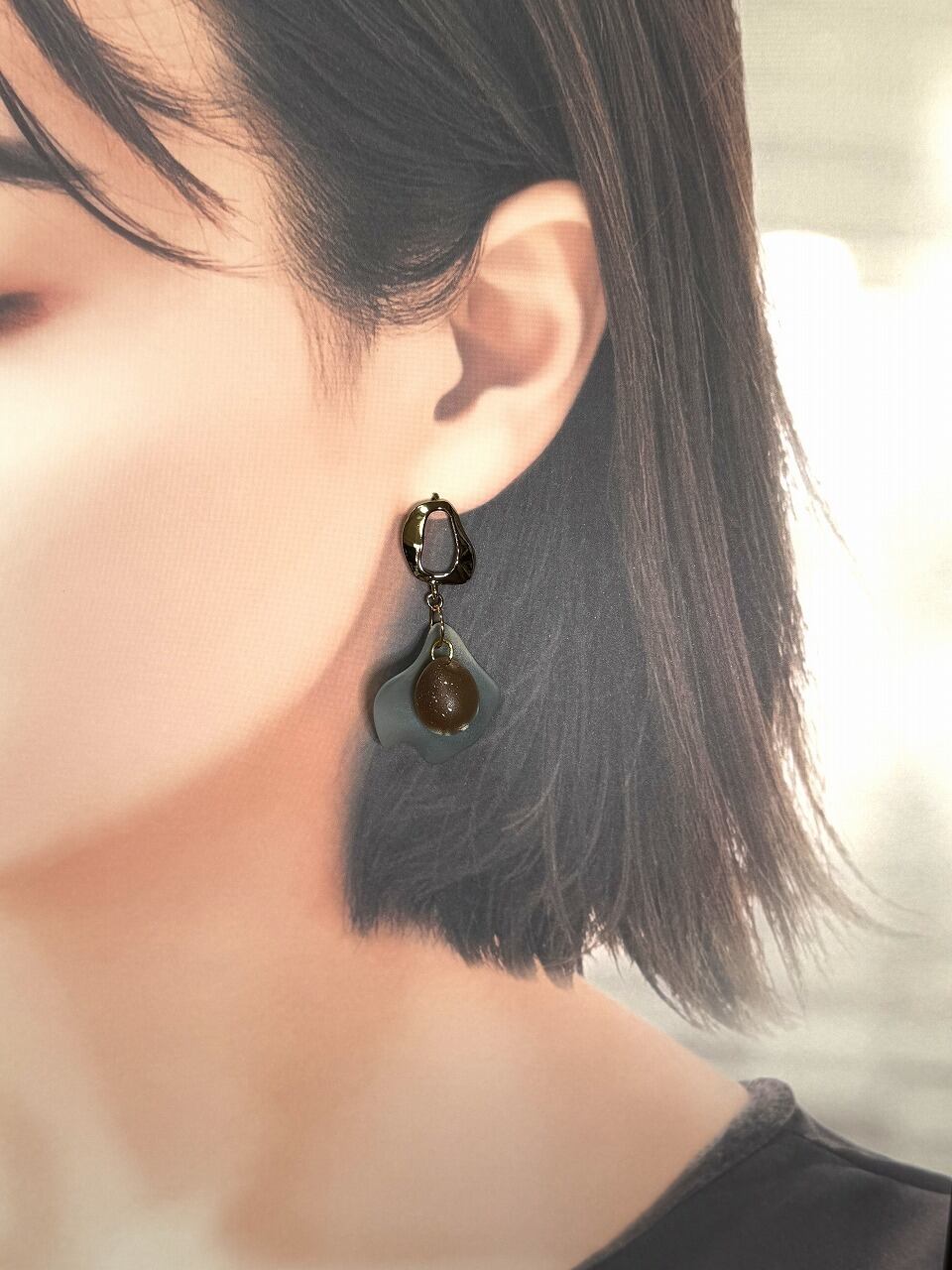 ゴールド【デザイン ピアス】 花びら ミントグリーン×ブラウン (サージカルステンレス316) | 砂 de mou moon