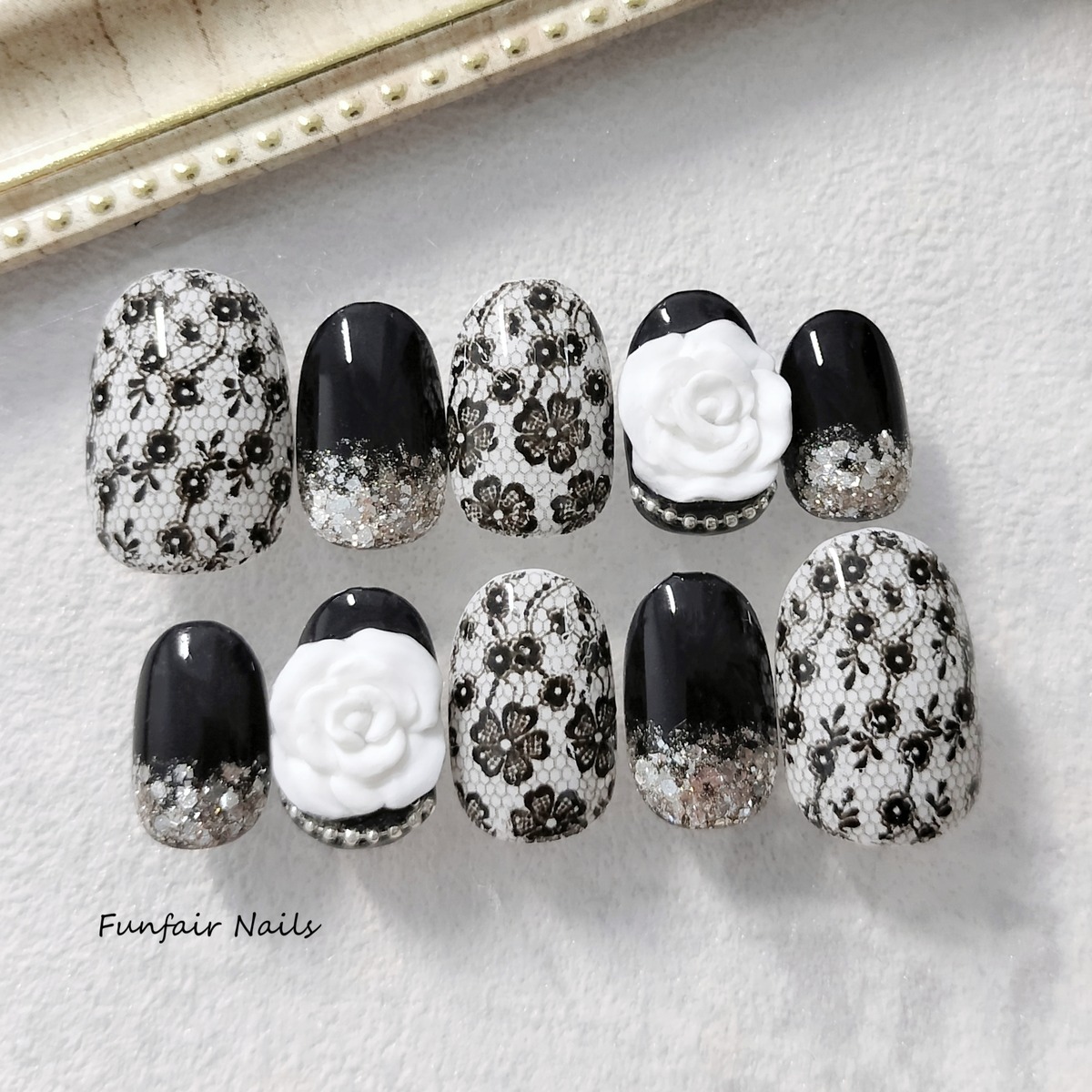 ラヴィアンローズ(ホワイトローズ) 〜 ネイルチップ 薔薇 レース ゴシック 〜 | Funfair Nails