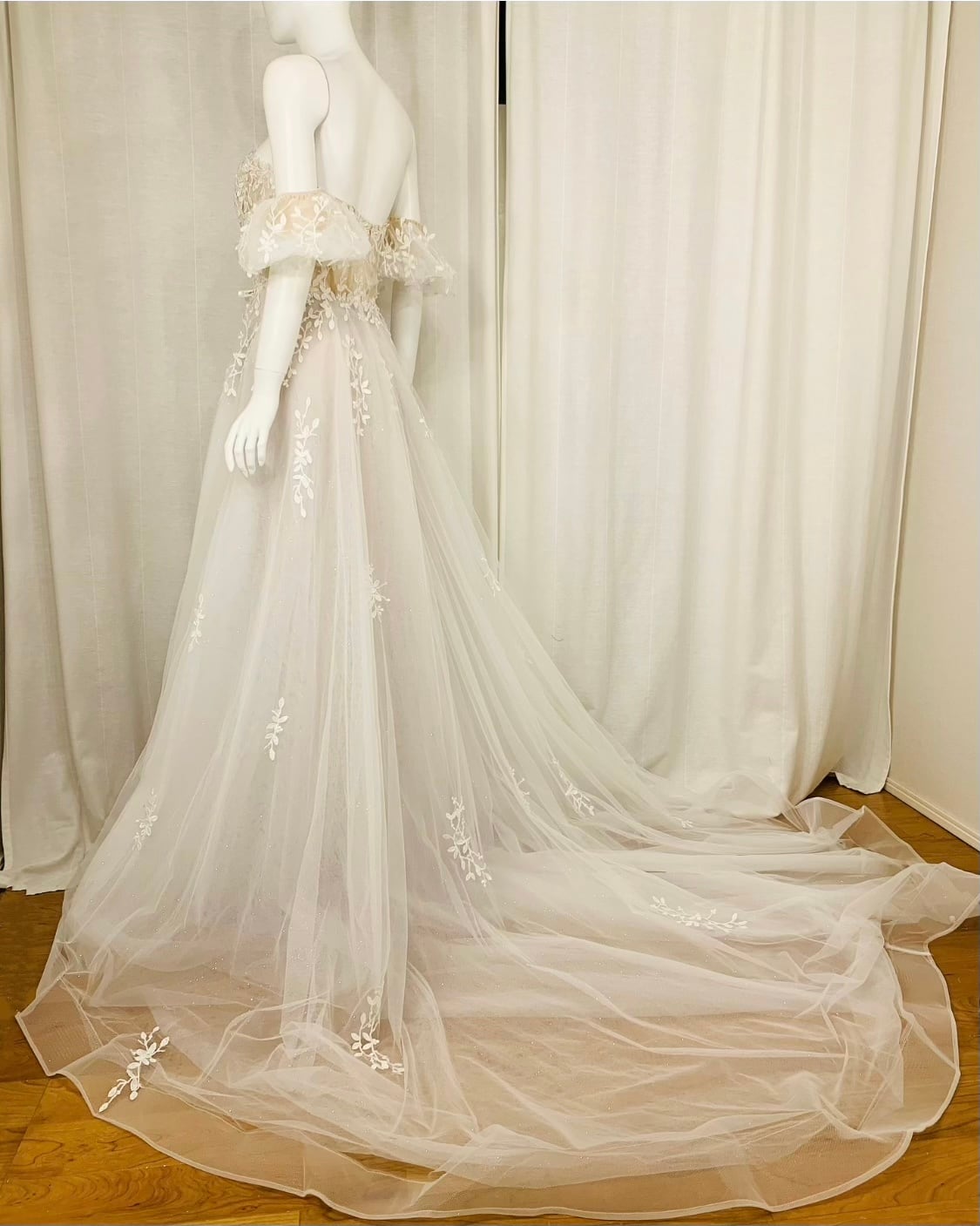 CHAMPAGNE ホルダーネック ビーズ刺繍【JOVAN NY輸入】 | DressMM CHAMPAGNE ホルダーネック ビーズ刺繍【JOVAN NY輸入】 | DressMM