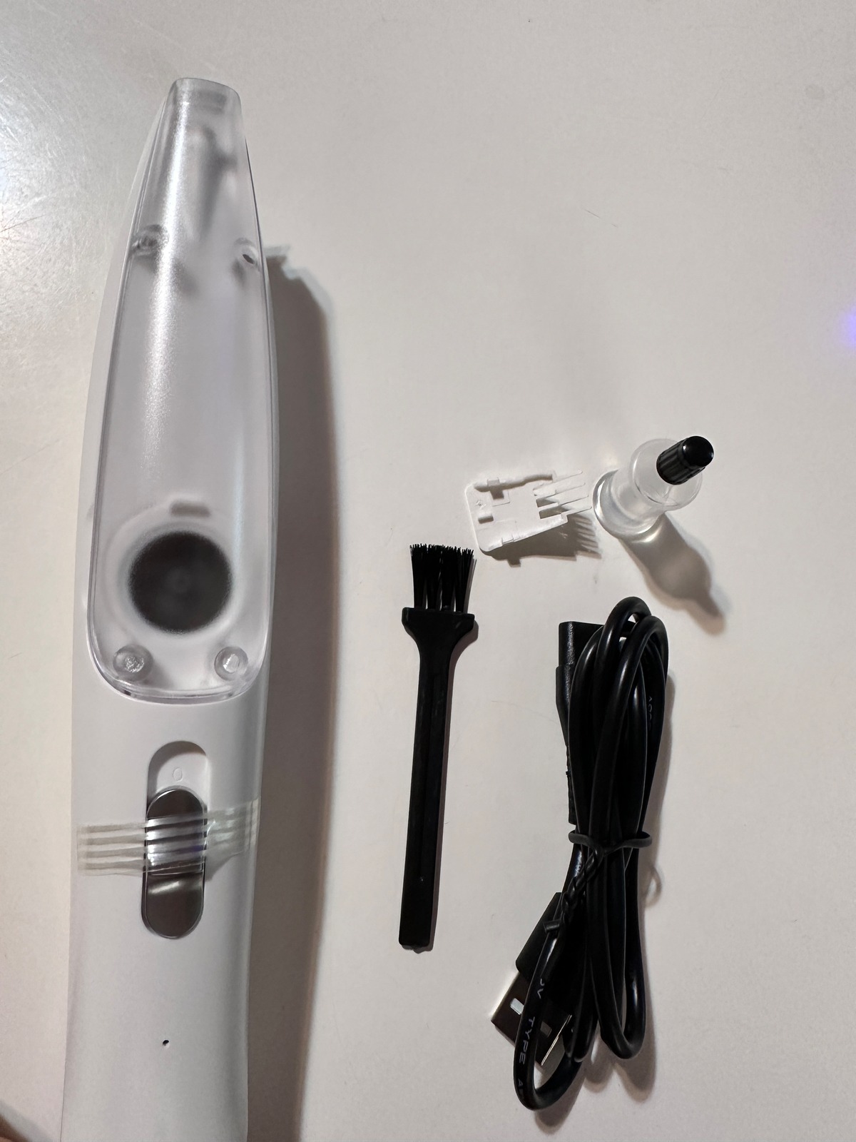 ペットバリカン 犬バリカン 吸引式 足裏 顔周り 肉球 猫トリミング 2段階調整可能 LEDディスプレー LEDライト付き 部分カット 充電式 自宅 コードレス 軽量静音 低振動 初心者 長毛 ...