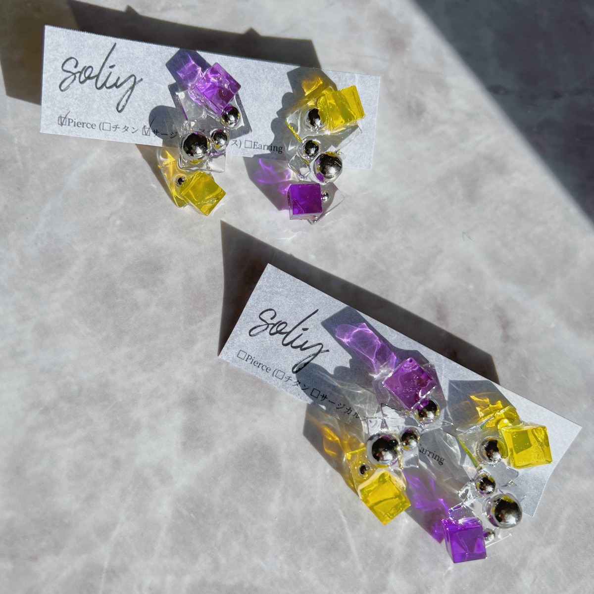 まるで氷 ピアス イヤリング レジンパーツ×シルバービーズ 大ぶり シンプル カラフル 大ぶり パープル × イエロー | soliy_