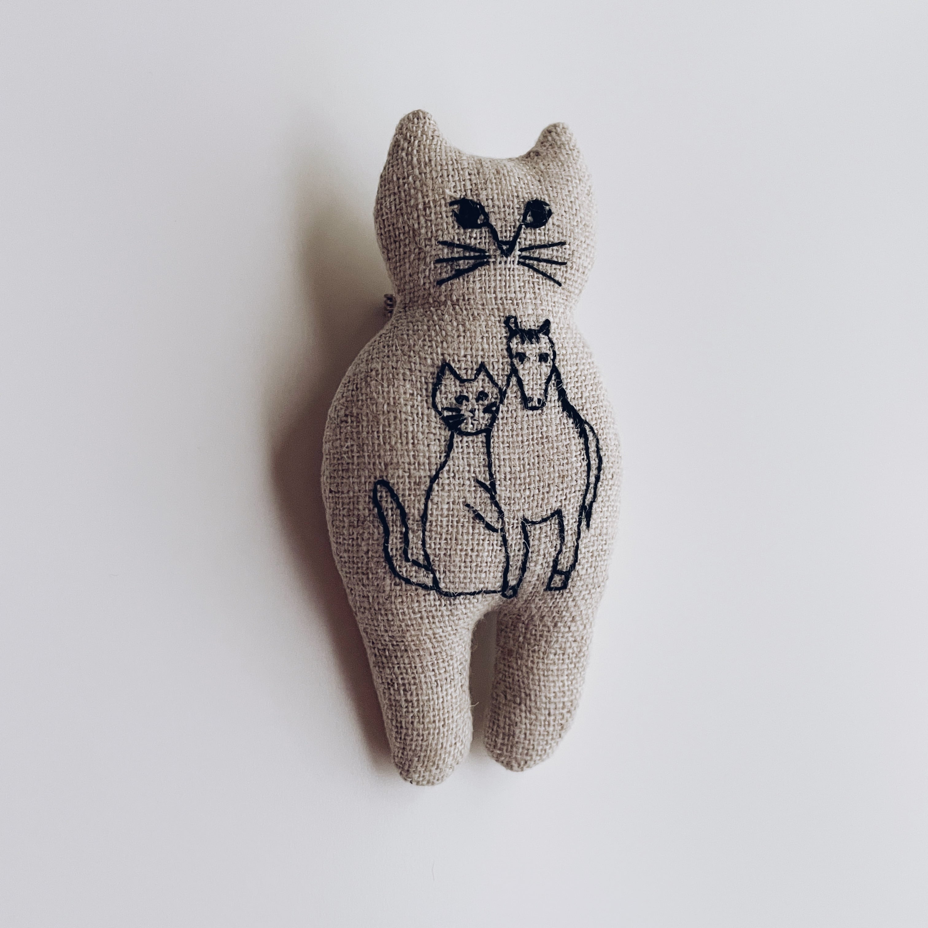 正面ネコブローチ 正面午 モノトーン A | nekogao