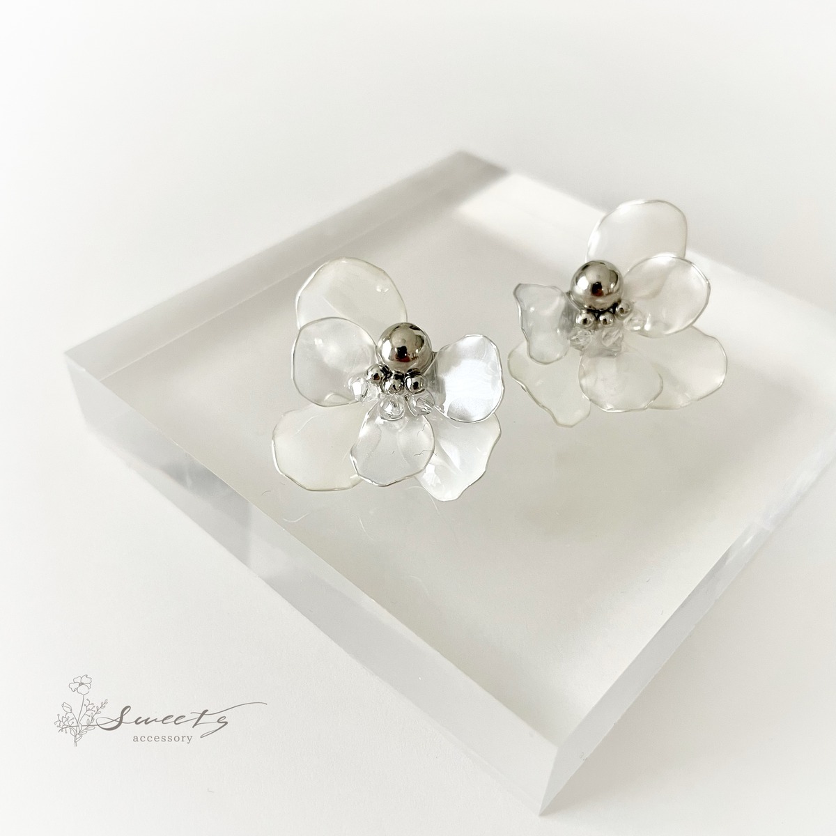 flowery〜ﾌﾗﾜﾘｰ ｼﾙﾊﾞｰ】花びらの耳飾り ピアス・イヤリング | Sweets Accessory