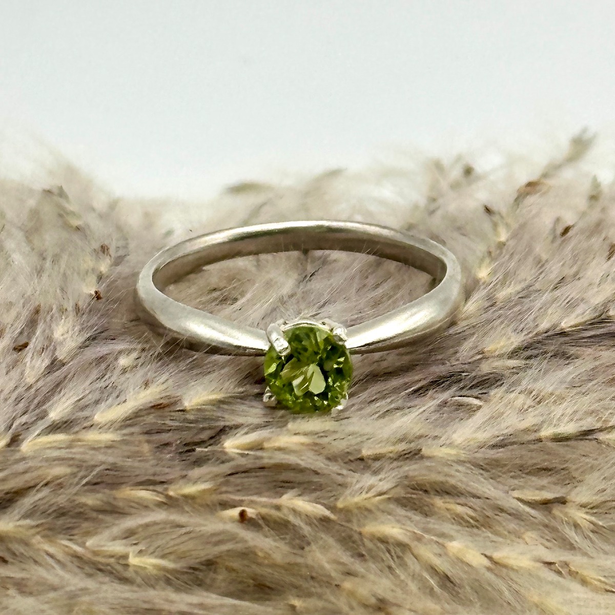 ペリドットリング｜一粒の輝きで叶える8月誕生石ジュエリー | keytail 幸運の鍵しっぽ