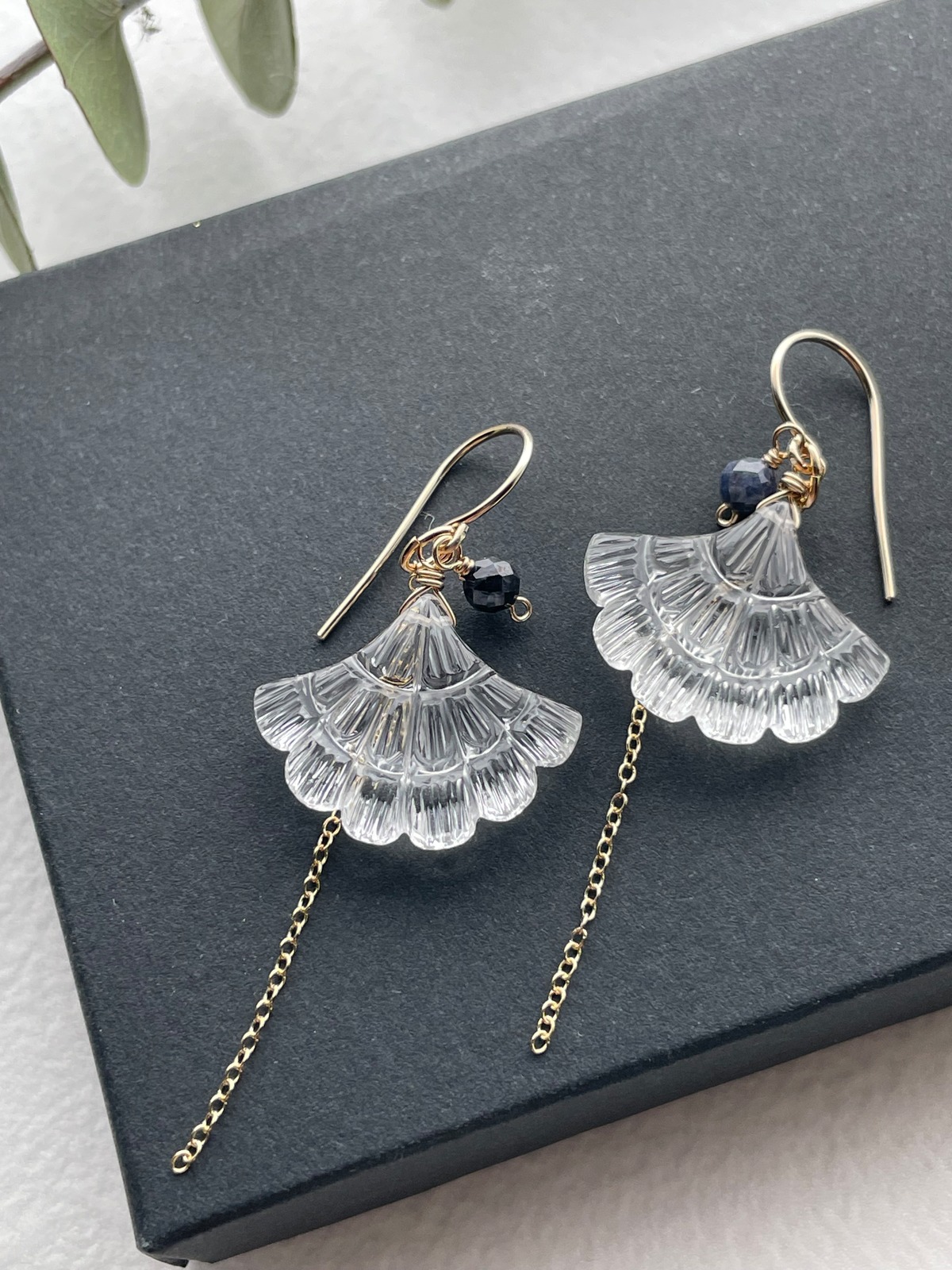 ピアス 4月誕生石 透明 クリスタル クォーツ 水晶 サファイヤ 14kgf 扇 天然石 | Shingly